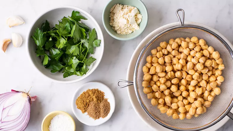 Ingredienser för att göra falafel