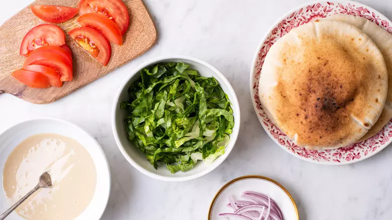 ingrediencie zhromaždené pre falafel sendviče