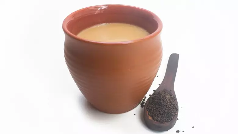 mug tanah liat dan teh chai