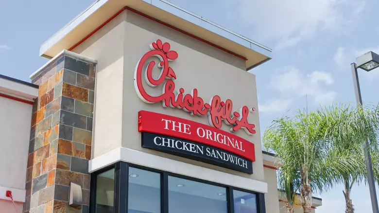 Chick-fil-A išorė su palmėmis