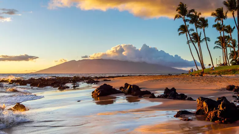 Saulė leidžiasi Maui paplūdimyje