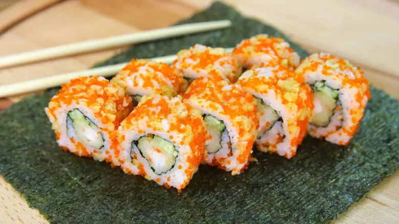 tempura rúlla sett á nori umbúðir