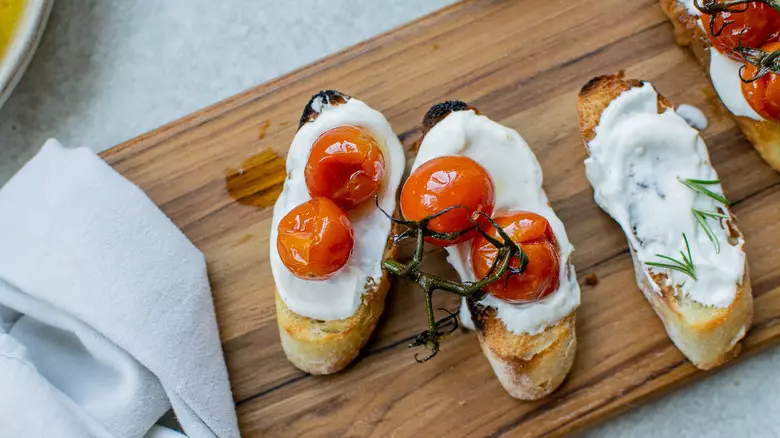 كېسىش تاختىسىدىكى crostini