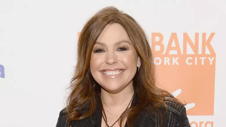 Rachael Ray se usmívá