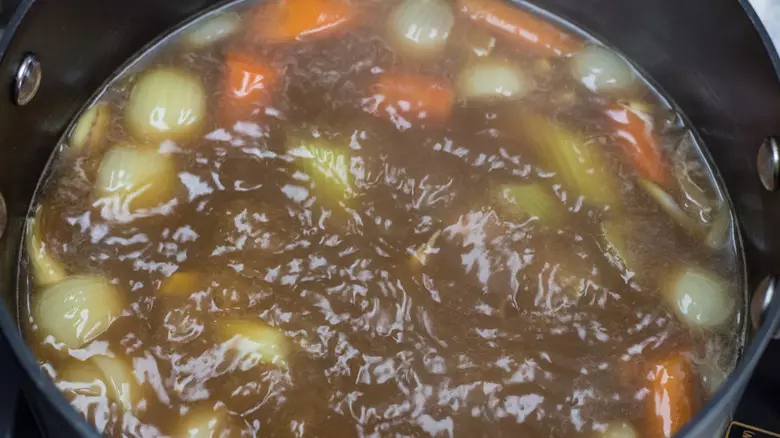 Faire bouillir de la soupe dans une marmite