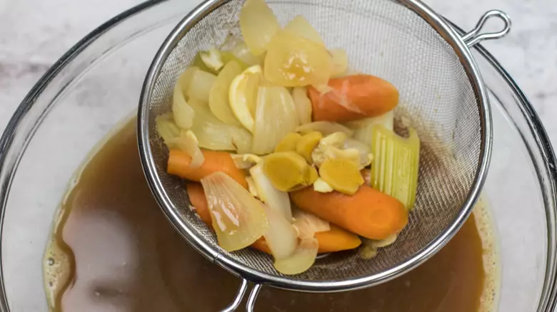 調理した野菜を濾します