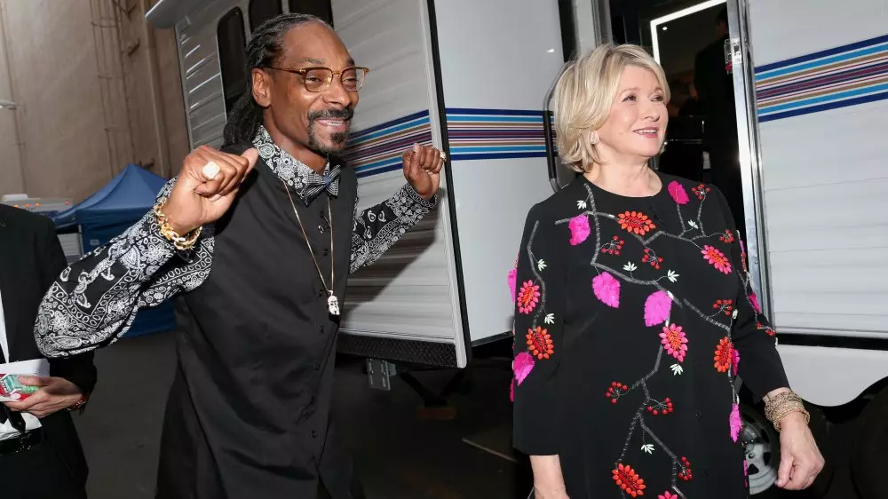 Martha Stewart kaj Snoop Dogg kanabo