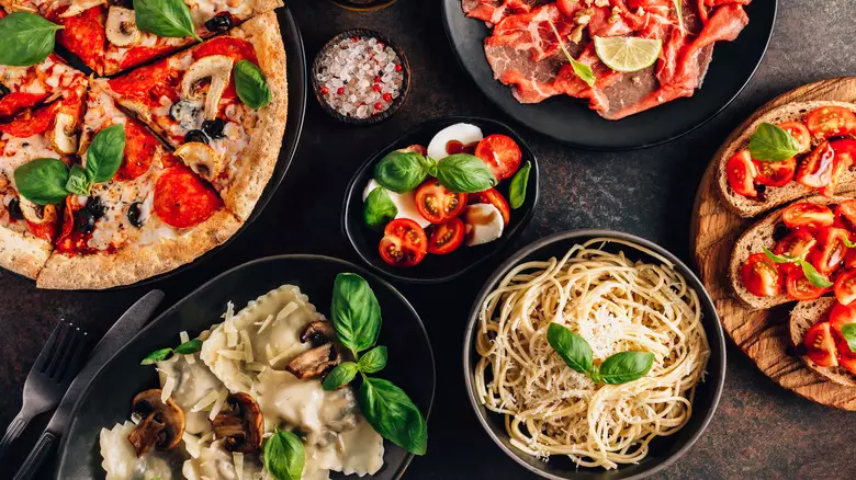 Pâtes, pizzas et plats italiens sur table