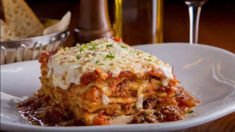 Lasagne sur une assiette au Biaggi's Ristorante Italiano