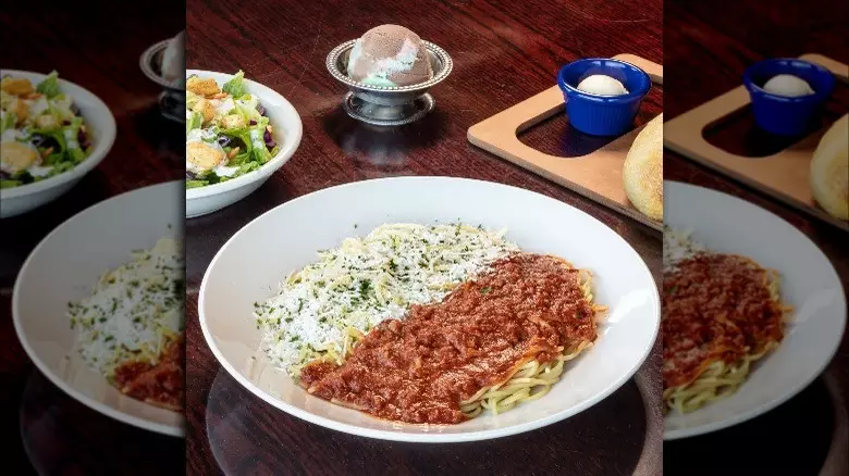 Pâtes dans un bol avec salade et spumoni à The Old Spaghetti Factory