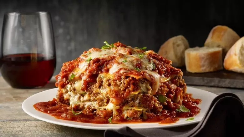 Maggiano's Little Italy에서 레드 와인을 곁들인 엄마의 라자냐