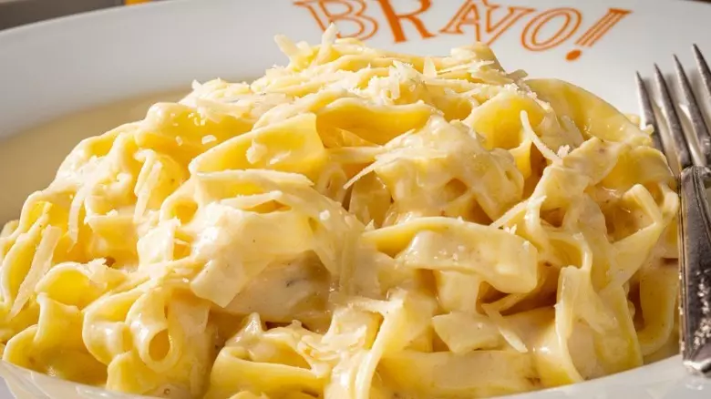 Bol cu Fettucini Alfredo la Bravo! Bucătărie italiană