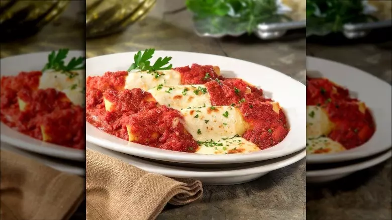 Manicotti lėkštėje „Zio's Italian Kitchen“.