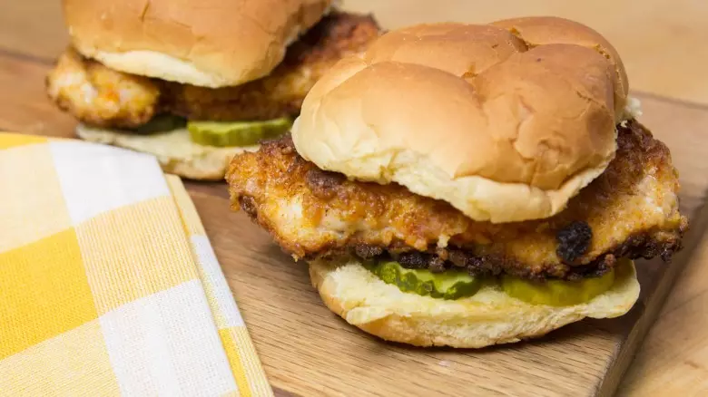 Como fazer um sanduíche de frango Chick-Fil-A que tem o gosto da coisa real 1110_1