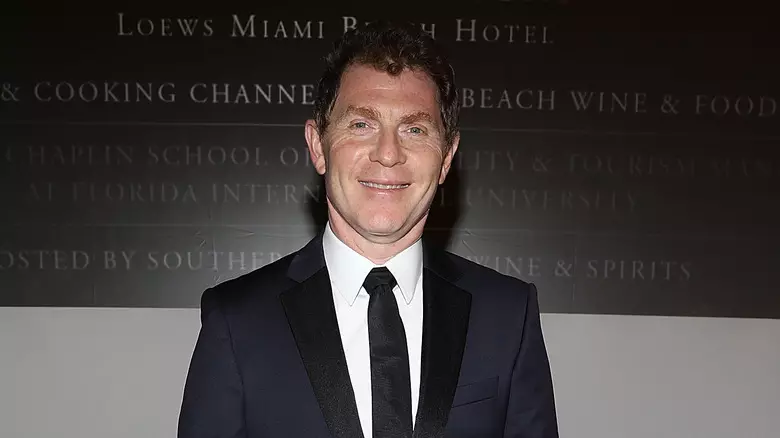 Bobby Flay vestido con un traje negro