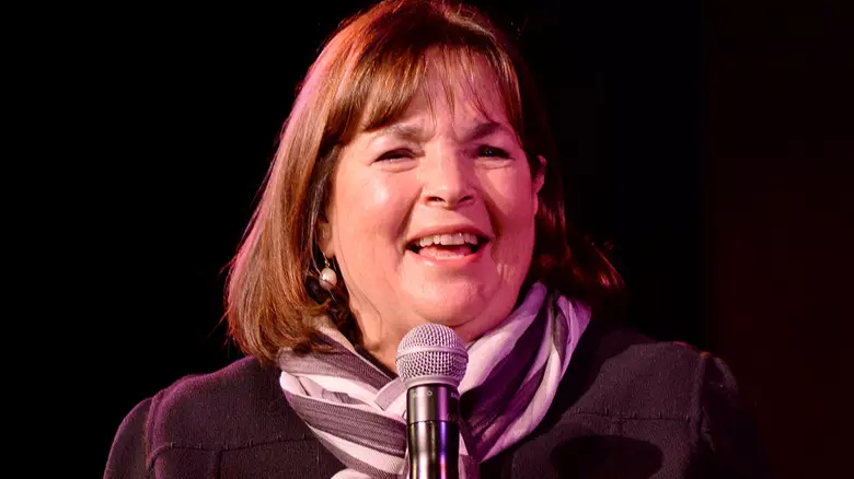 Si Ina Garten ay nagsasalita sa isang mikropono.