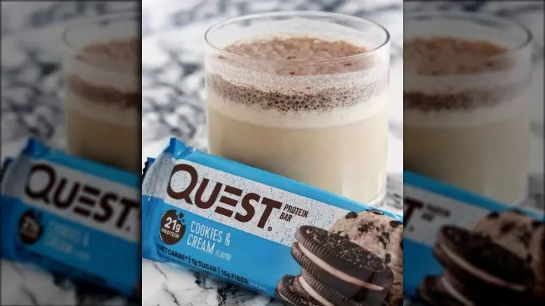 Quest Cookies＆Creamプロテインバーとミルク