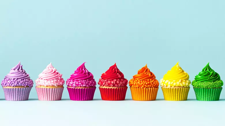 szivárvány színű cupcakes