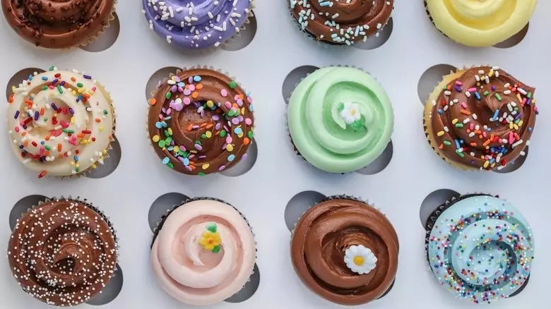 színes cupcakes