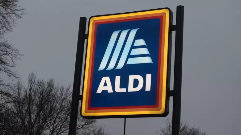 ປ້າຍ Aldi ຕໍ່ກັບທ້ອງຟ້າມືດ