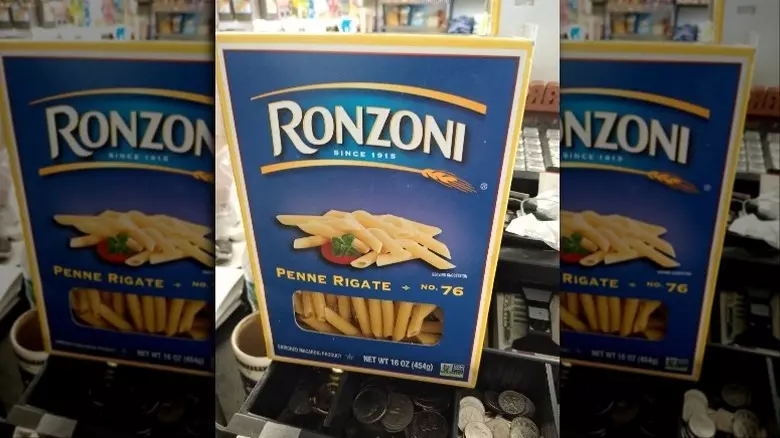 Ronzoni penne pastadoos op contant geld reigster