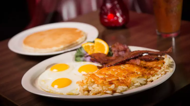 Cena desayuno, incluyendo huevos