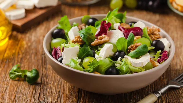 Bowl salad Lettuce walnuts keju olives