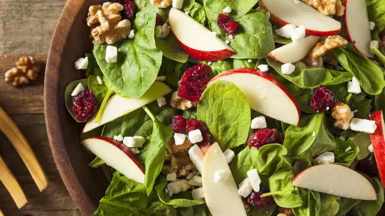 mangkuk salad craisins apples bayem walnuts