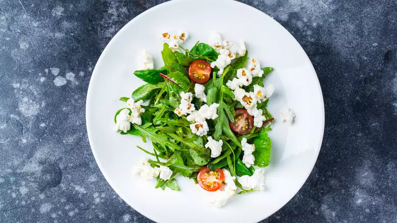 salada com tomate e pipoca