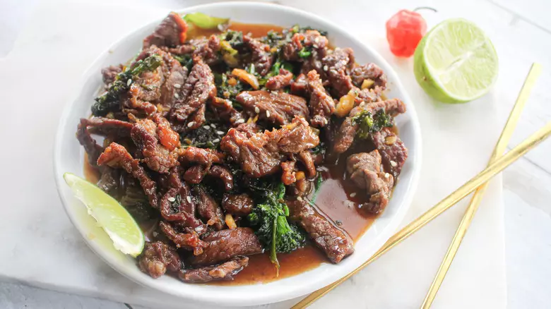 daging sapi lan brokoli disuguhake