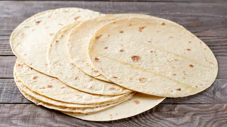 Isang stack ng tortillas