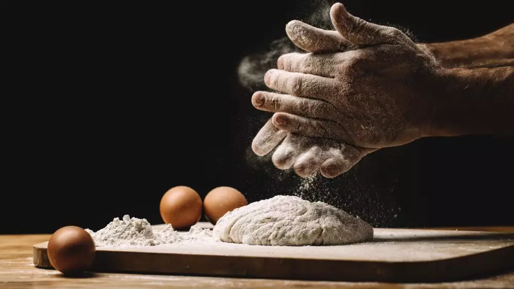 Σεφ που φτιάχνει ζύμη για ζυμαρικά