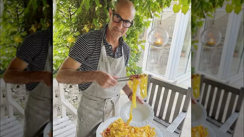 stanley tucci yn gweini pasta