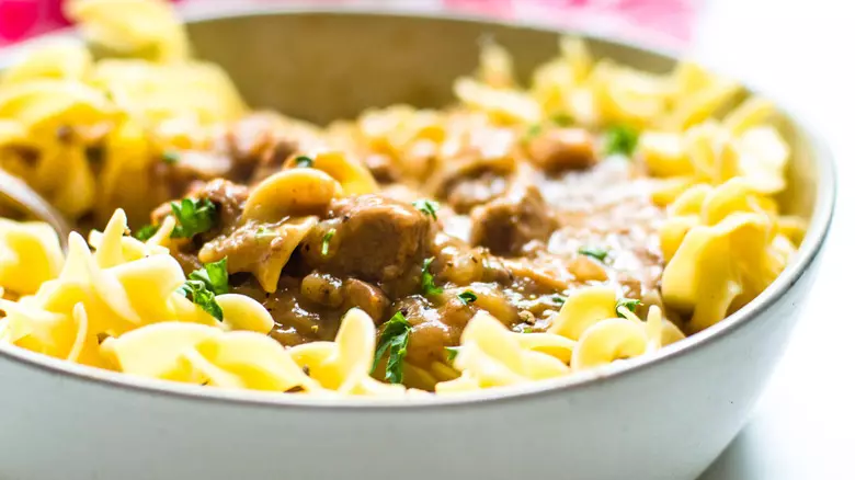 bowl beef tips en noedels