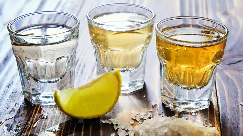 Shot-uri de tequila cu sare și lime