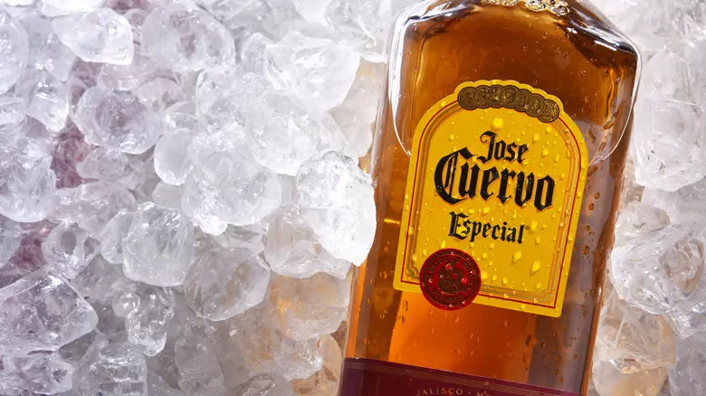 Sticlă de tequila Jose Cuervo pe gheață