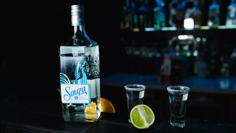 Chai rượu Sauza Tequila với chanh và muối