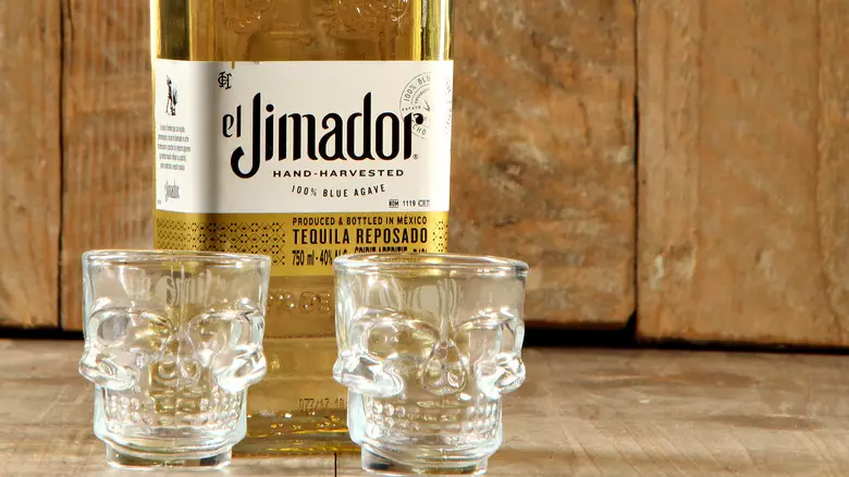 El Jimador tequila dan gelas