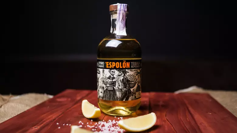 Chai rượu tequila Espolon với chanh và muối