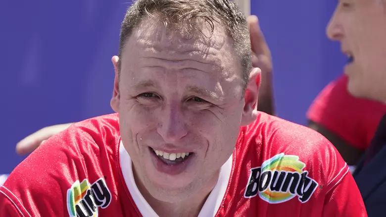 Joey Chestnut bij eetwedstrijd