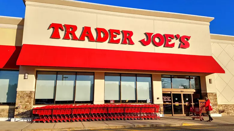 Vitrine de Trader Joe's avec rangée de chariots rouges