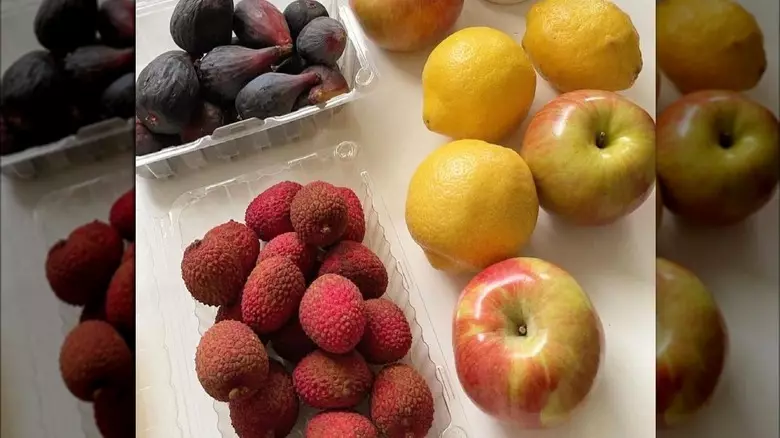 Fruta koloretsuak mahai zurian