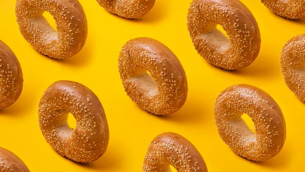 Bagels au sésame sur fond jaune