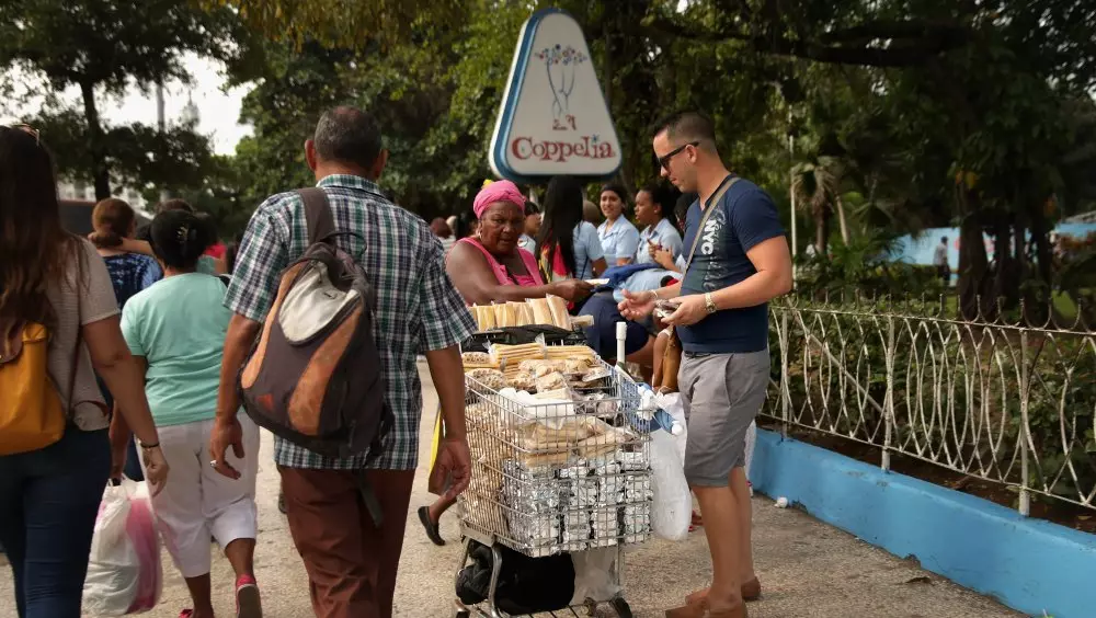 Penjual dan pejalan kaki di luar Coppelia, kedai ais krim Havana yang popular di Cuba.