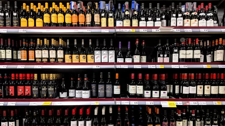 Flessen wijn in de schappen van de supermarkt