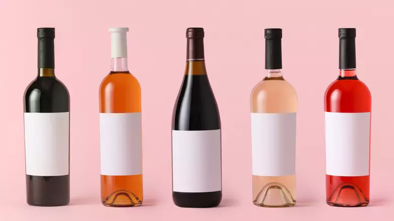Etiketloze flessen wijn op een rij