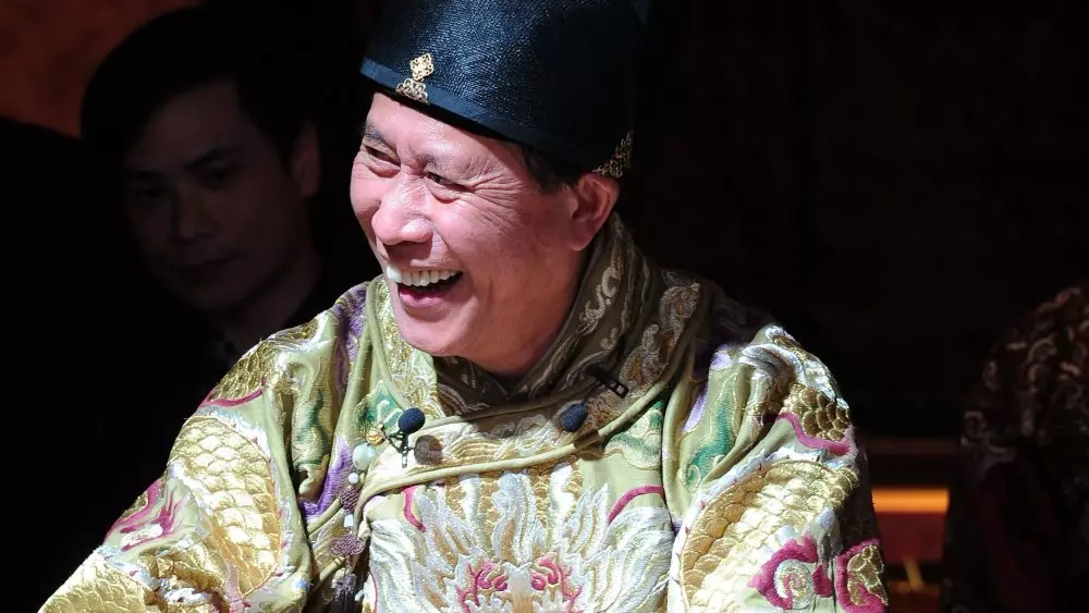 Nagluluto si Chef Martin Yan