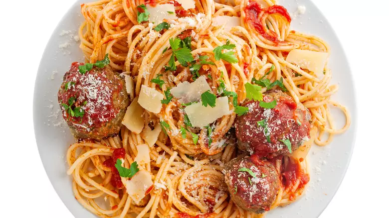 Assiette de spaghettis et boulettes de viande