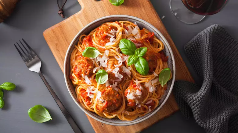 Spaghetti e polpette al basilico