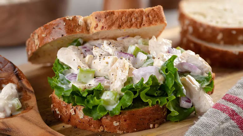 panino con insalata di pollo